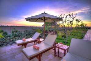 Terraço com espreguiçadeiras