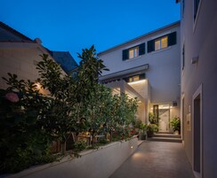 Fachada do alojamento (tarde/noite)