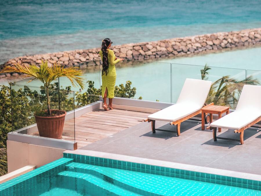 Piscina externa, funciona das 7h às 19h, espreguiçadeiras