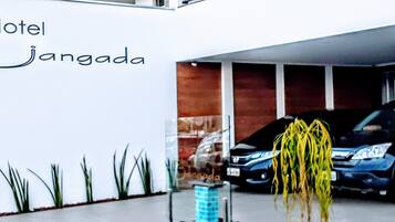 Entrada de hotel com uma placa indicando "hotel jangada".