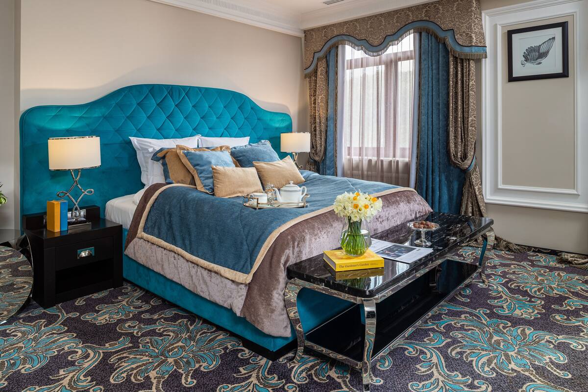 Quarto júnior | Roupas de cama premium, frigobar, cofres nos quartos, escrivaninha