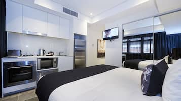 Estúdio Básico, 1 cama king-size | 1 quarto, quartos insonorizados, ferro/tábua de engomar, Wi-fi grátis