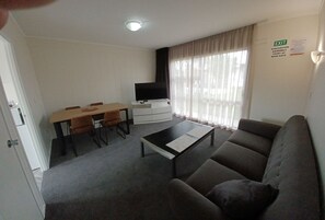 Apartamento, 2 quartos | Área de estar | TV de tela plana 42 polegadas com canais digitais, TV, Netflix