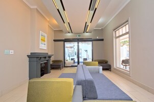 Área de estar no saguão