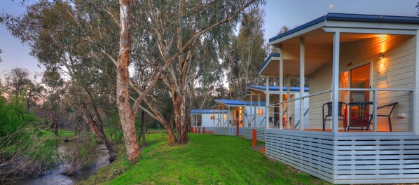 Fachada do alojamento (tarde/noite)