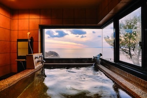 Estúdio luxo, 1 quarto, banheiro privativo, vista para o oceano | Banheiro | Produtos de toalete grátis, secador de cabelo, chinelos 