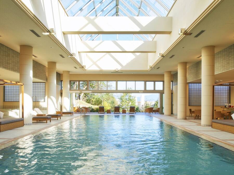 Piscina interior, piscina exterior sazonal