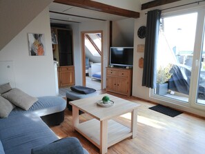 Apartamento Básico em Condomínio Fechado, 2 quartos, varanda | Sala de estar | Televisor de ecrã plano de 120 cm com canais via satélite, televisor 