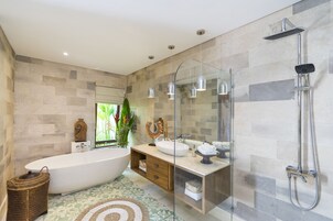 Villa, 2 quartos | Casa de banho | Produtos de higiene exclusivos, um secador de cabelo, roupões, chinelos