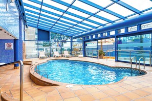 Piscina interior, piscina exterior, espreguiçadeiras 