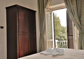 Escrivaninha, berços (sobretaxa), acesso grátis à internet com fio