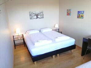 Quarto triplo standard, banheiro compartilhado | Escrivaninha, cortinas blackout, quartos à prova de som