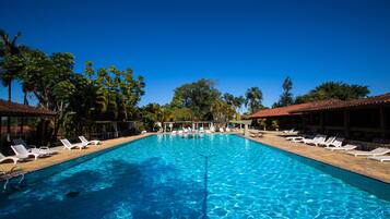 Piscina interior, 4 piscinas exteriores