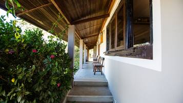 Quarto Duplo Básico, vista para o jardim | Minibar, cofre no quarto, com decoração personalizada