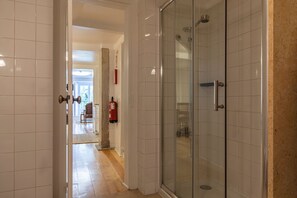 Apartamento Deluxe, 2 quartos, casa de banho privativa | Casa de banho | Um secador de cabelo, toalhas fornecidas, sabão, champô 