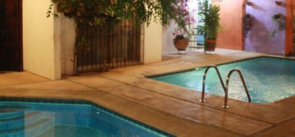 2 piscinas exteriores, espreguiçadeiras 