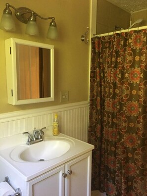 Apartamento, 2 quartos (Tuscany: 1st & 2nd Floor) | Casa de banho | Um secador de cabelo, toalhas fornecidas 