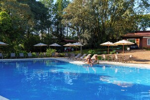 Piscina interior, piscina exterior, guarda-sóis, espreguiçadeiras