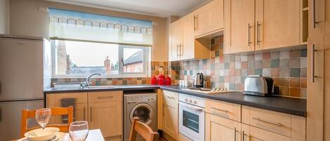 Apartamento Empresarial, casa de banho privativa, Vista para a cidade (3 Bedrooms) | Cozinha privada | Um frigorífico, um micro-ondas, um forno, uma placa de cozinha