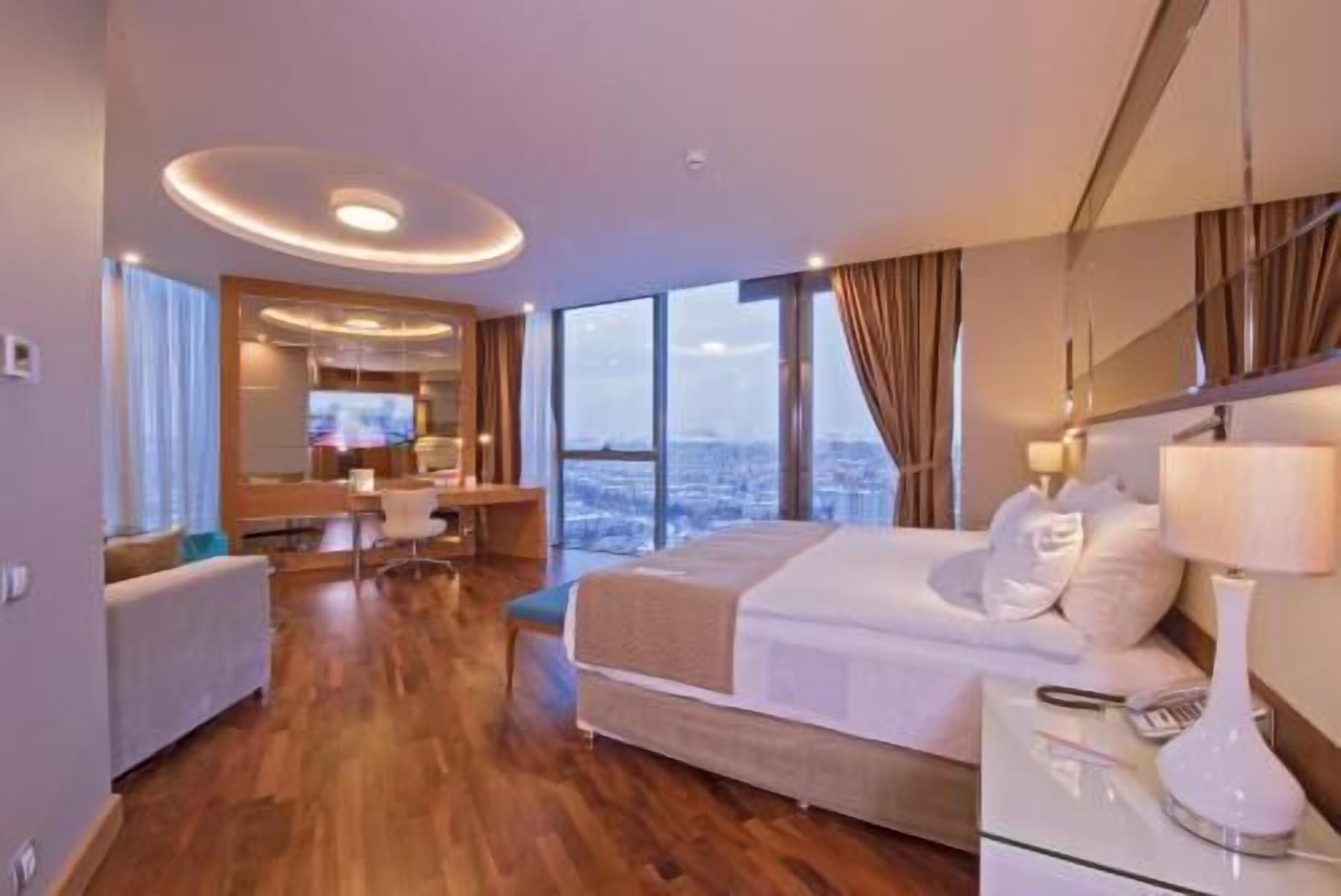 Roupa hipoalergénica, minibar, cofre no quarto, secretária 