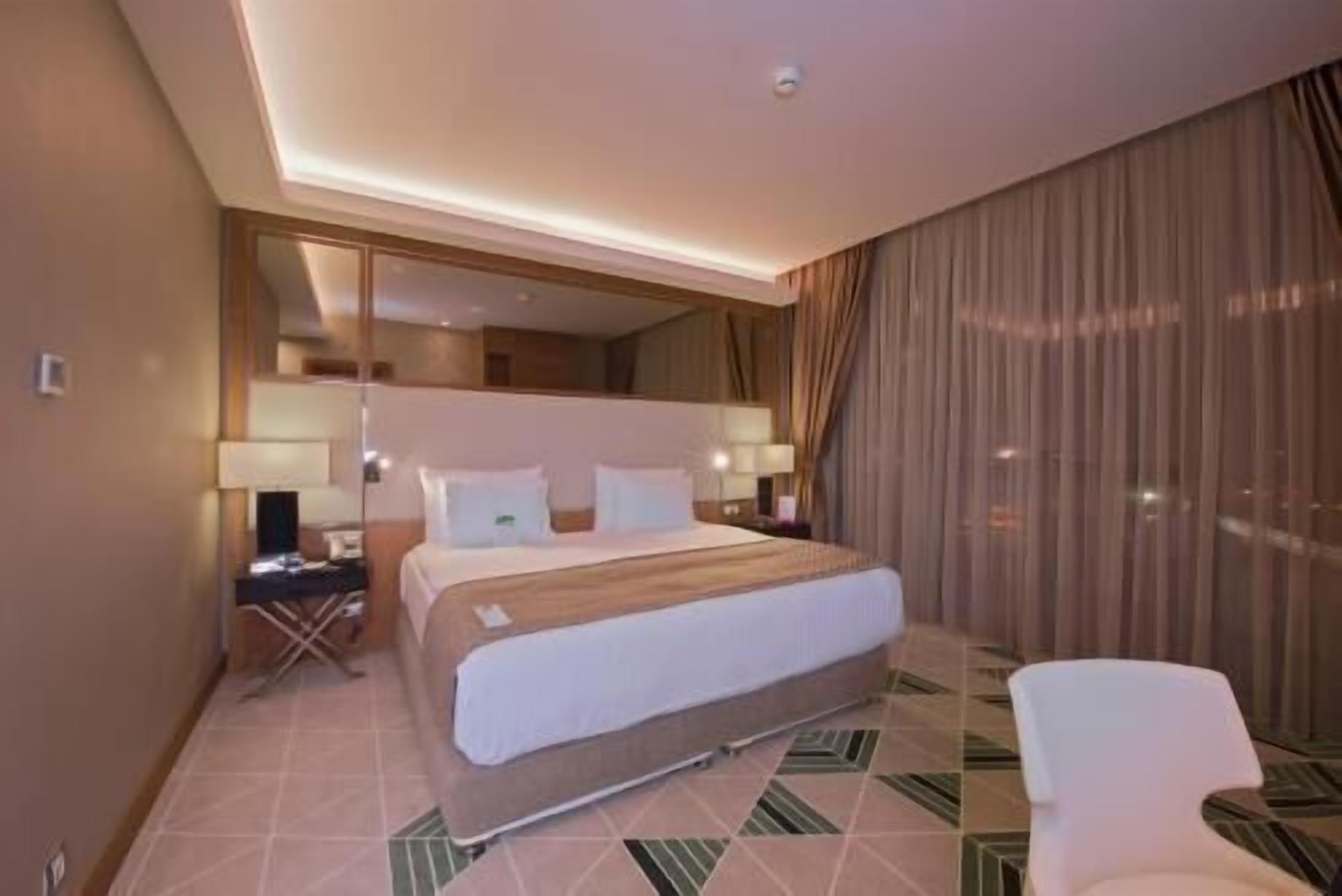 Roupa hipoalergénica, minibar, cofre no quarto, secretária 