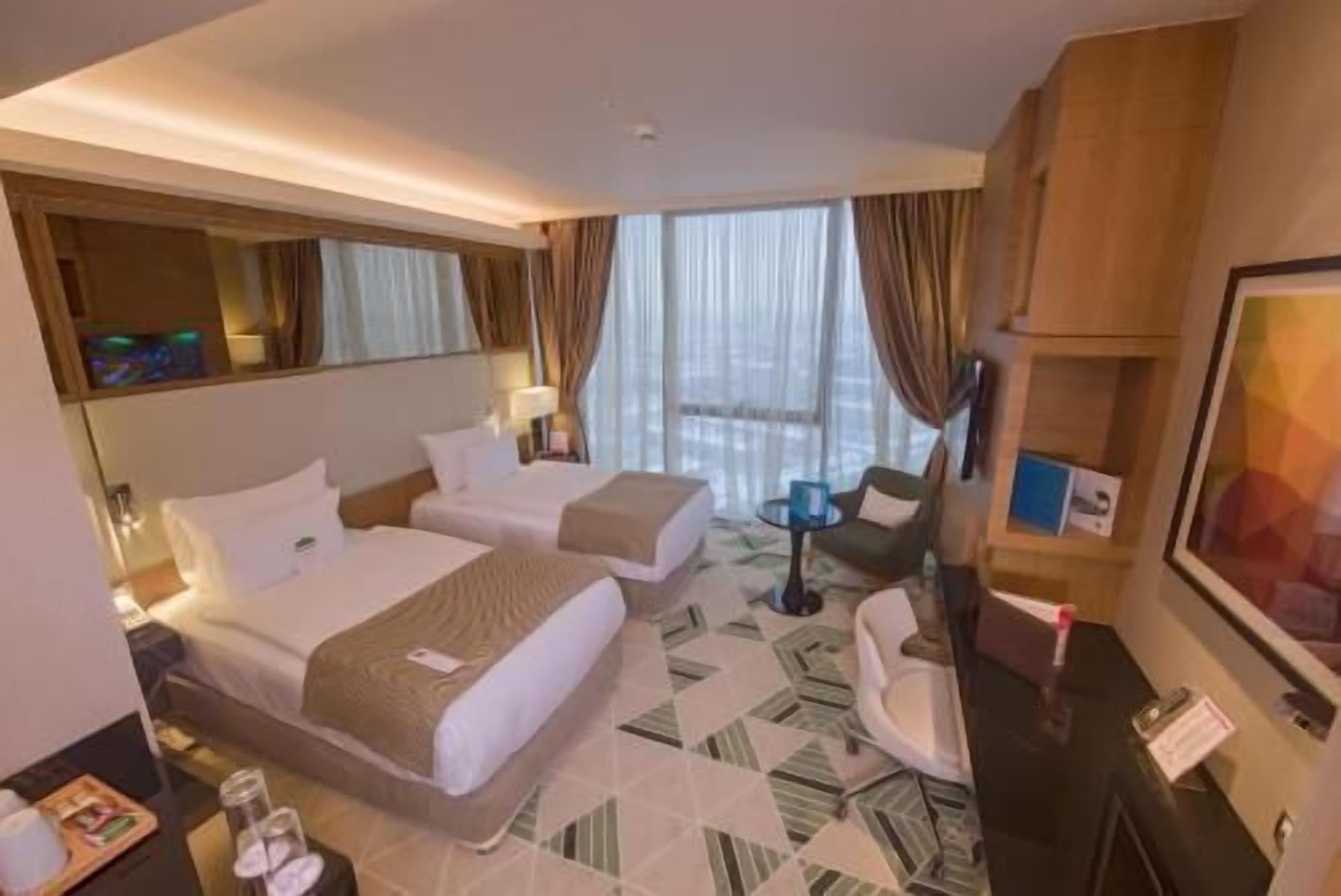 Roupa hipoalergénica, minibar, cofre no quarto, secretária 