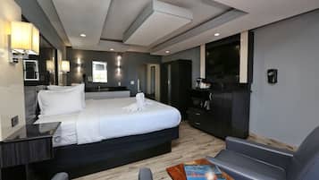 Quarto luxo, 1 cama King, vista para a baía | Cortinas blackout, quartos à prova de som, ferros/tábuas de passar roupa