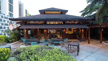 2 restaurantes, que servem almoços, jantares, também cozinha filipina