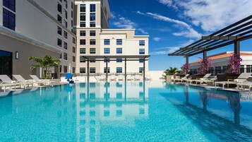 Piscina exterior, da(s) 6:00 à(s) 22:00, espreguiçadeiras 