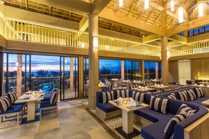 Jantares servidos, cozinha internacional, com vista para a piscina 