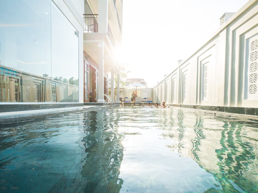 Piscina exterior, guarda-sóis, espreguiçadeiras