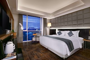 Quarto Superior | Roupa de alta qualidade, cofre no quarto, secretária