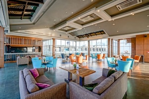 Este bar no terraço do hotel