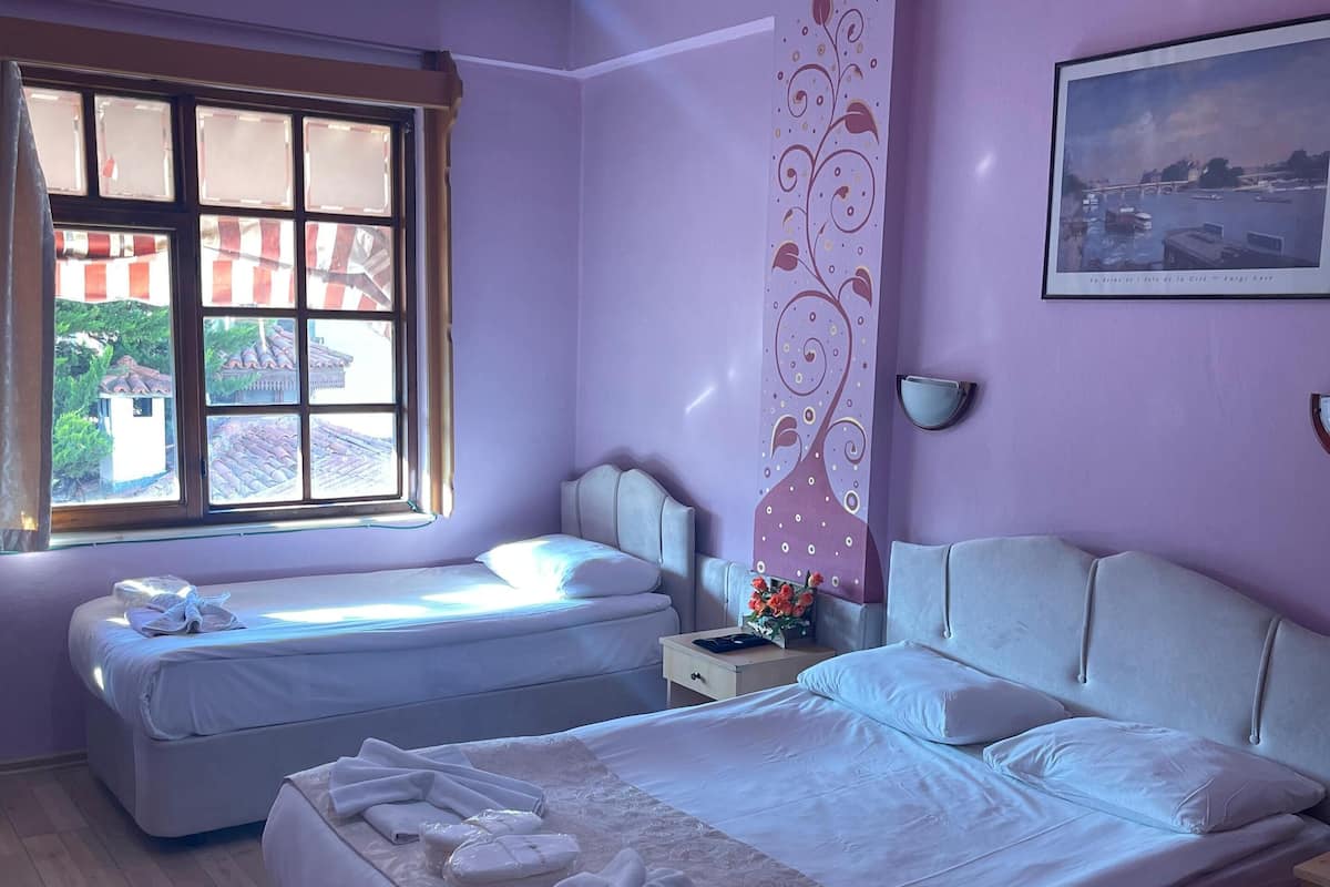 Suíte, várias camas | 1 quarto, Wi-Fi de cortesia, roupa de cama