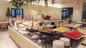 Pequeno-almoço tipo buffet diário mediante uma taxa
