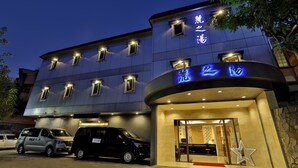Um hotel com fachada moderna, várias janelas e entrada bem iluminada.