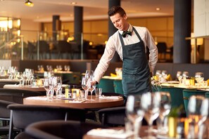 2 restaurantes: opção de café da manhã, almoço e jantar