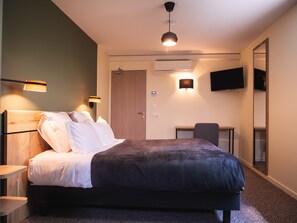 Quarto Comfort, não fumadores | Secretária, secretária adequada para computadores portáteis 