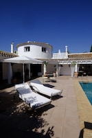 Piscina exterior, guarda-sóis, espreguiçadeiras 