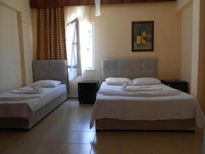 Quarto triplo | Cofres nos quartos, escrivaninha, Wi-Fi de cortesia