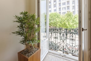 Apartamento superior, vista para a cidade | Vista do quarto