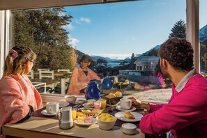 Café da manhã com buffet grátis todos os dias