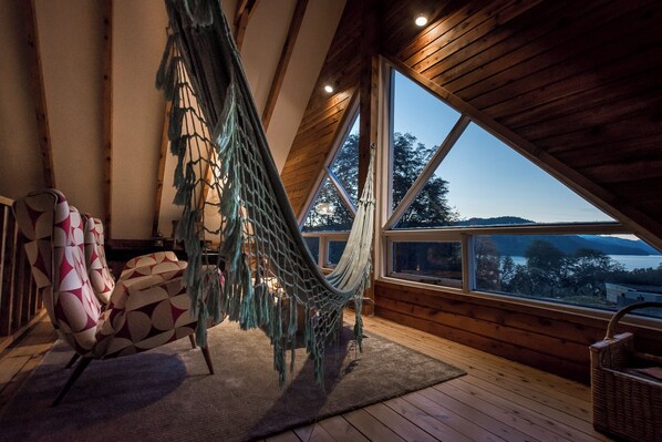 Smart TV 32 polegadas com canais a cabo, livros