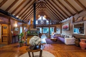 Smart TV 32 polegadas com canais a cabo, livros