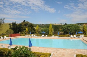 2 piscinas internas, 2 piscinas externas, espreguiçadeiras