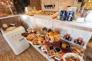 Café da manhã com buffet grátis todos os dias