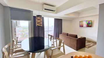 Quarto Duplo, 1 cama king-size | Minibar, cofre no quarto, secretária, quartos insonorizados