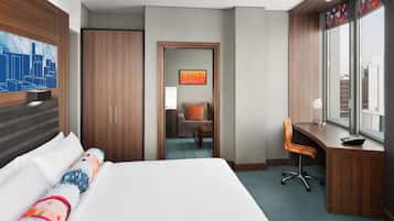 Suite, 1 cama king-size, Vista para a cidade | Cofre no quarto, secretária, quartos insonorizados
