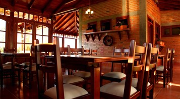 Café da manhã, almoço e jantar; culinária internacional 