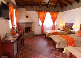Quarto triplo conforto, 3 quartos, acesso à piscina, vista para o pátio | Roupas de cama premium, frigobar, cofres nos quartos, escrivaninha